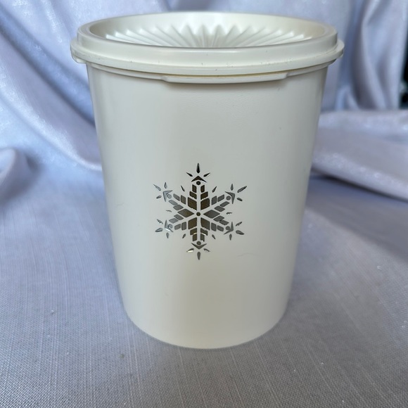 Tupperware | Kitchen | Vintage Tupperware Snowflake Canister ...